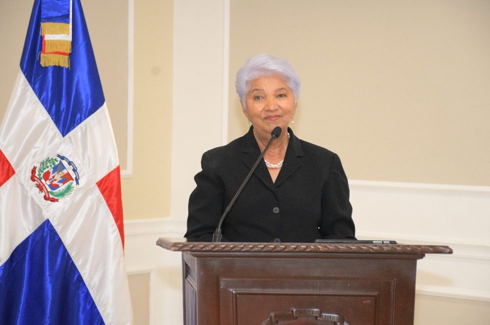 El Senado reconoce a la educadora Miriam De La Rosa Rodríguez