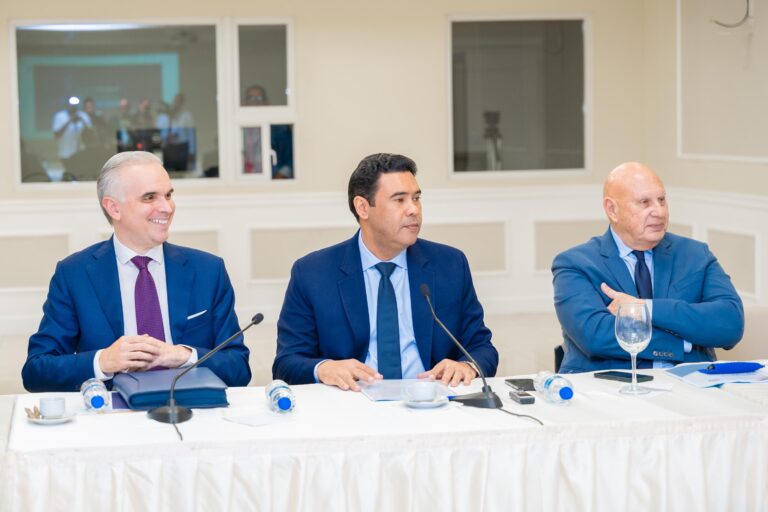 Comisión que estudia Código Laboral escucha al ministro de Trabajo Luis ...