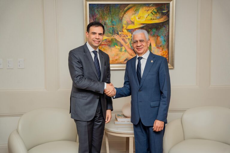 Presidente del Senado recibe visita del ministro de Cultura, Roberto ...